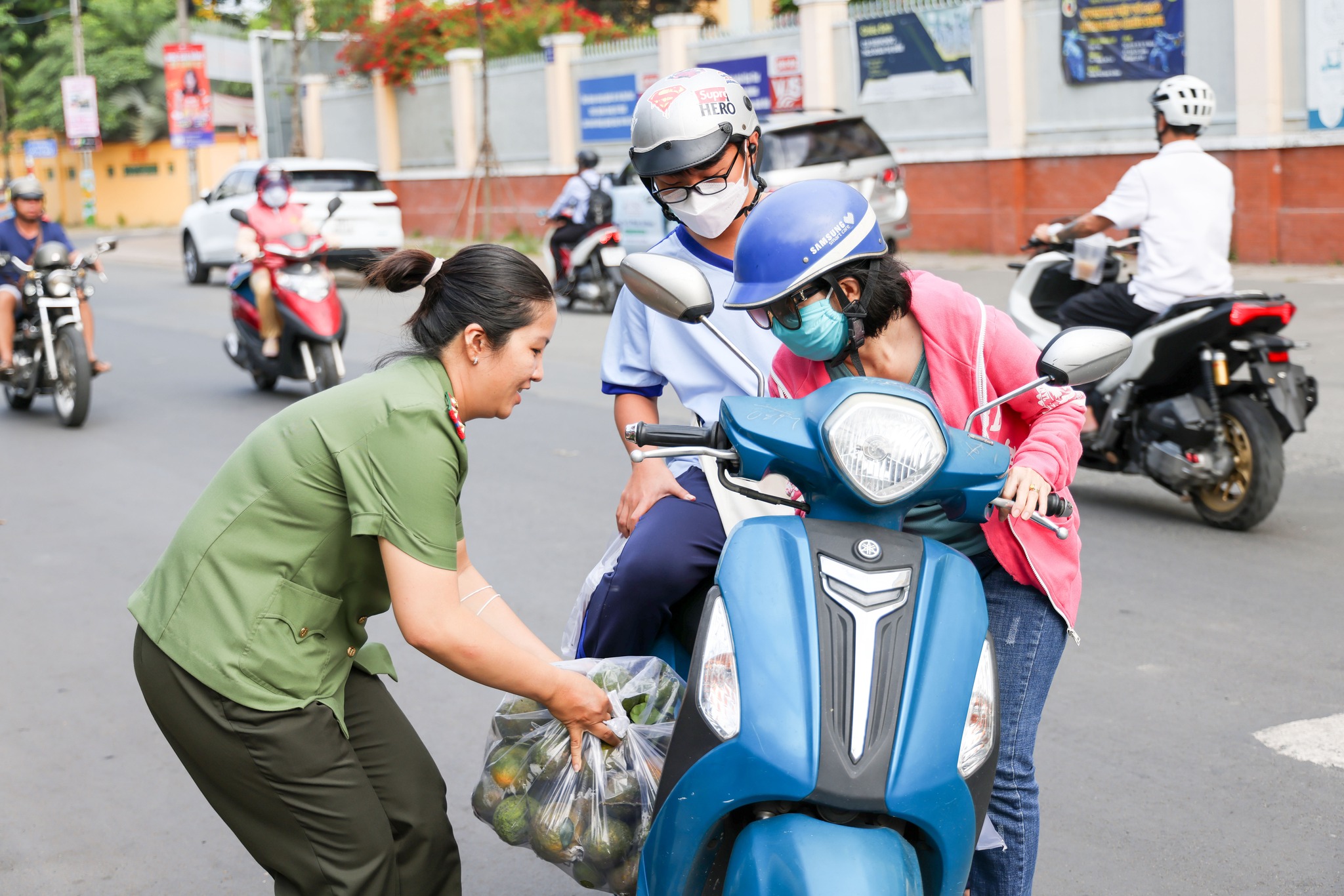 Công an TP Cần Thơ thu hoạch và bán cam sành giúp dân