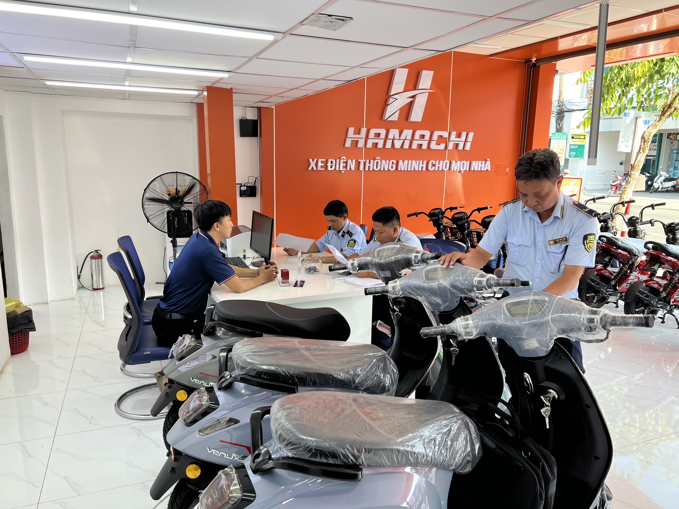 Kiểm tra chuỗi kinh doanh xe điện của Công ty Hamachi, tạm giữ nhiều ...