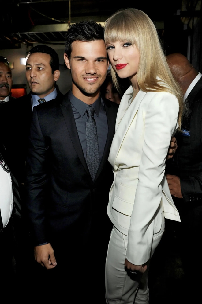 Phản ứng văn minh từ tình cũ Taylor Swift và Travis Kelce trước tin ...