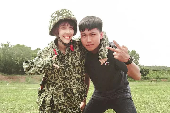 Mũi trưởng Long vừa bị 'tóm sống' bày tỏ tình cảm với Hậu Hoàng, một chi tiết lộ rõ quan hệ