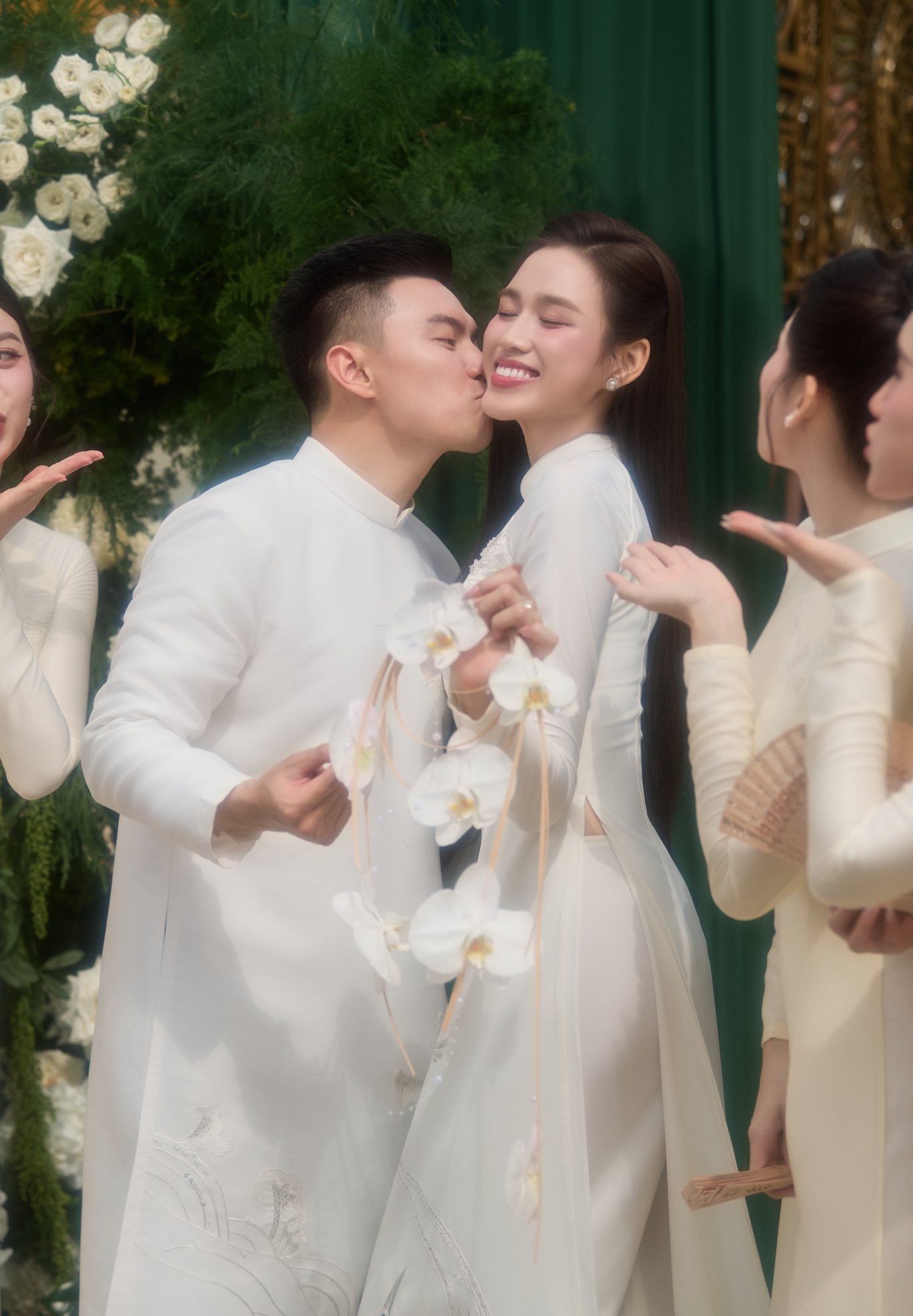 Lộ clip hot sau lễ nạp tài của Hoa hậu Đỗ Thị Hà và chồng đại gia