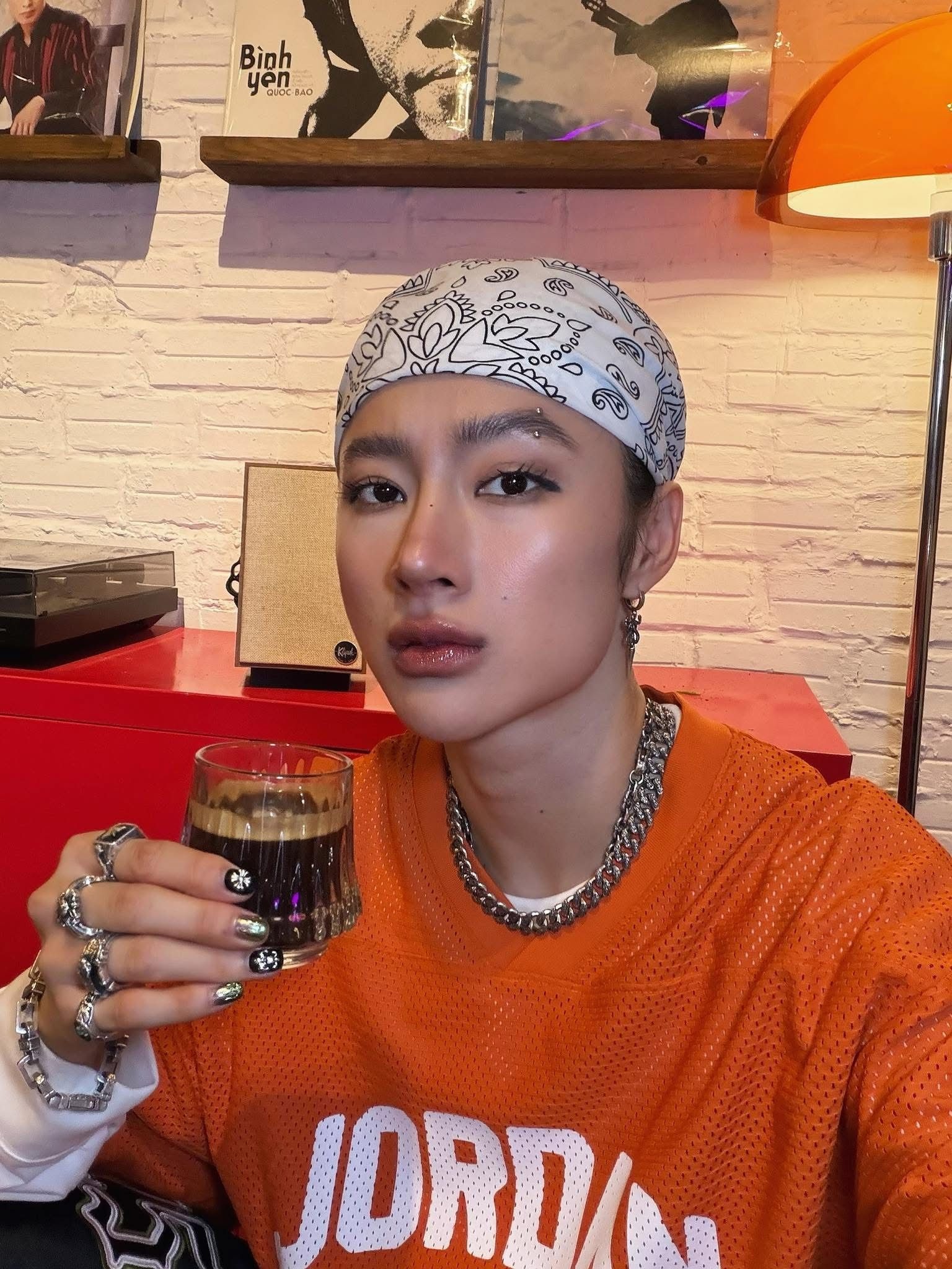 Angela Phương Trinh gây choáng khi lộ cả yết hầu, ngày càng nam tính