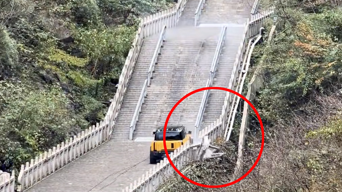 Sự cố gây sốc: Xe điện Trung Quốc - Chery Fulwin X3L trượt dốc trong thách thức leo núi, phá ...