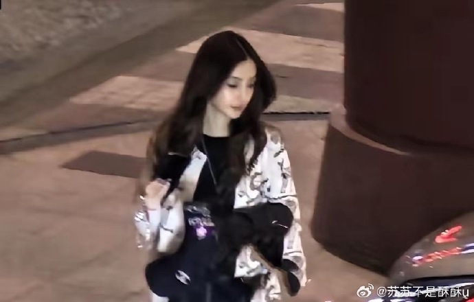 Bức ảnh lộ rõ thái độ của Angela Baby và gia đình chồng cũ Huỳnh Hiểu Minh