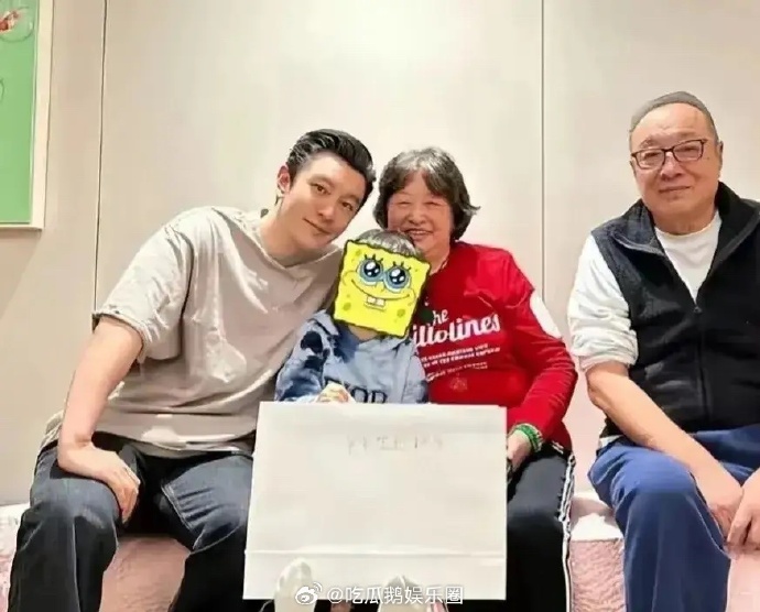 Bức ảnh lộ rõ thái độ của Angela Baby và gia đình chồng cũ Huỳnh Hiểu Minh